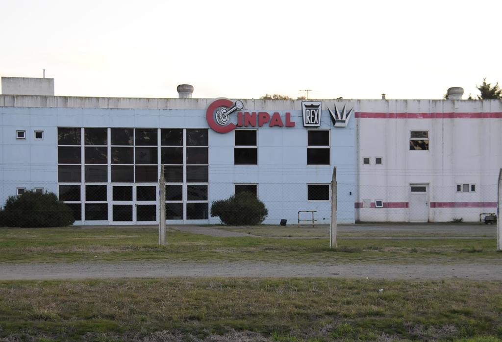 Despidieron a casi todos los trabajadores de Cinpal y el futuro de la ...