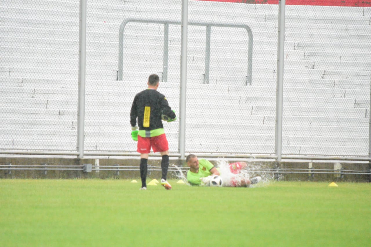 En Morón, Santamarina vio postergado su partido