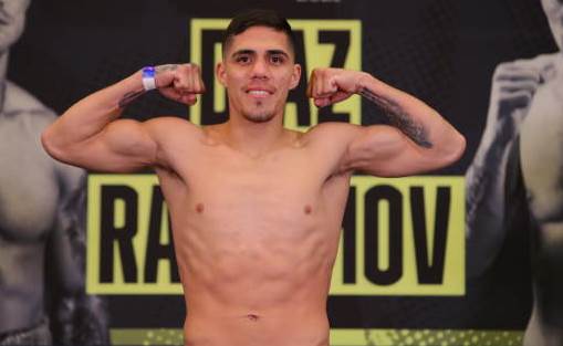 Brian Castaño prueba con el fútbol y desafía a Pernía