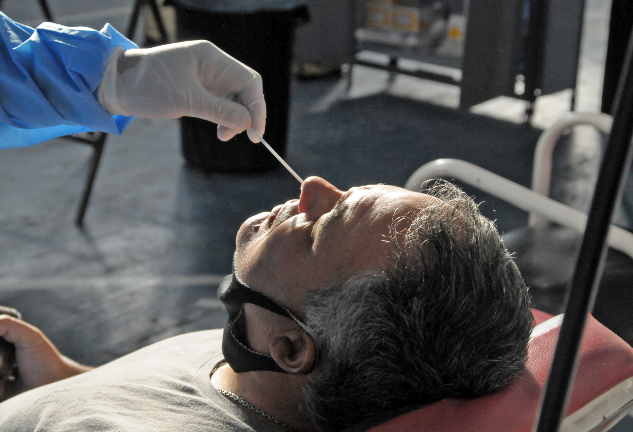 Denunció que sufrió una fístula en el cráneo durante un hisopado para ...