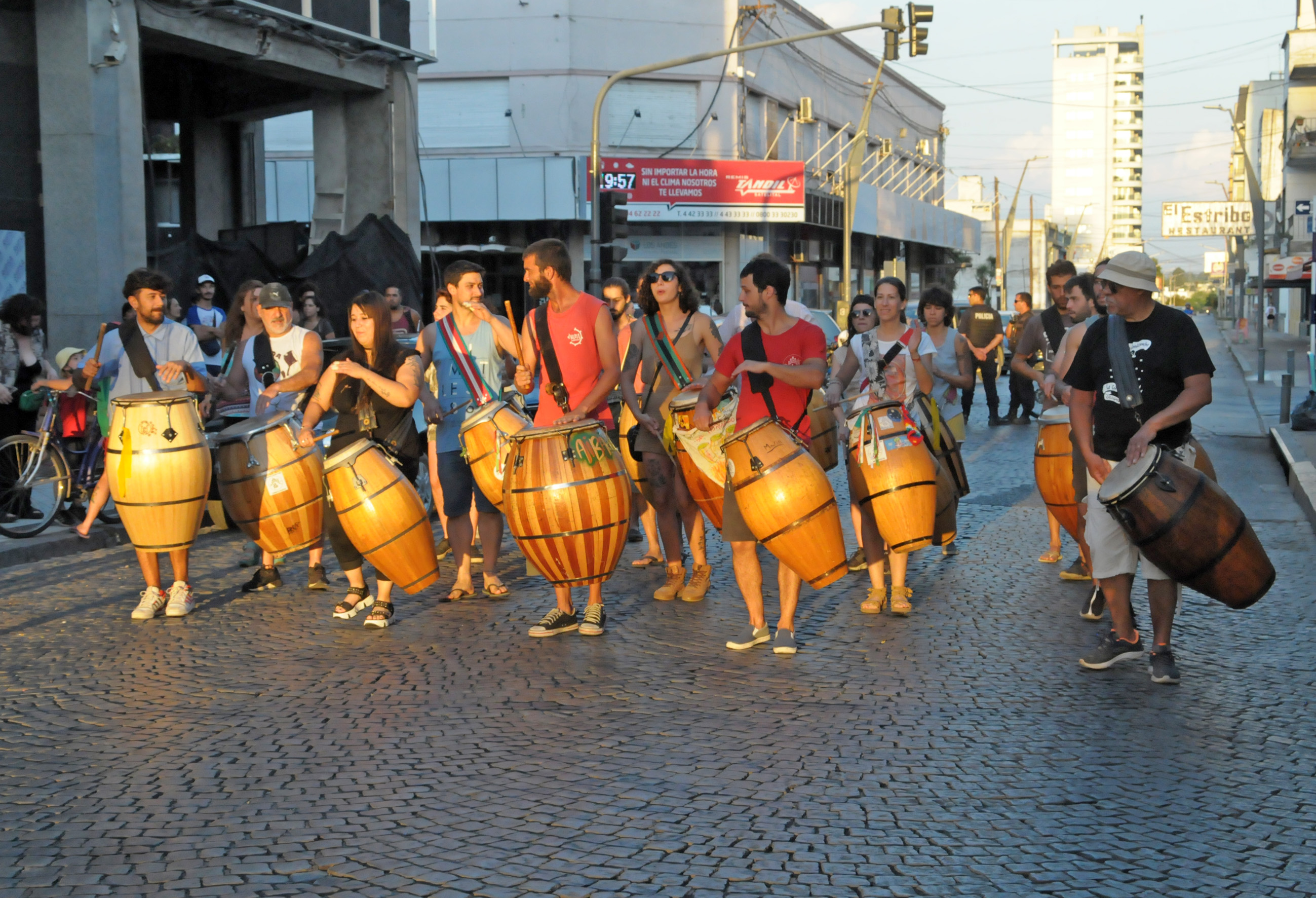 El candombe sonó en las calles con las “Llamadas” para celebrar el Año ...