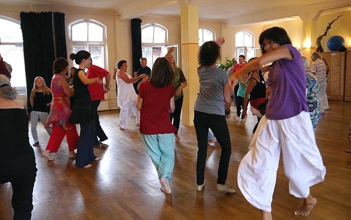 Biodanza, la danza de la vida donde no hay que saber bailar, sino ...