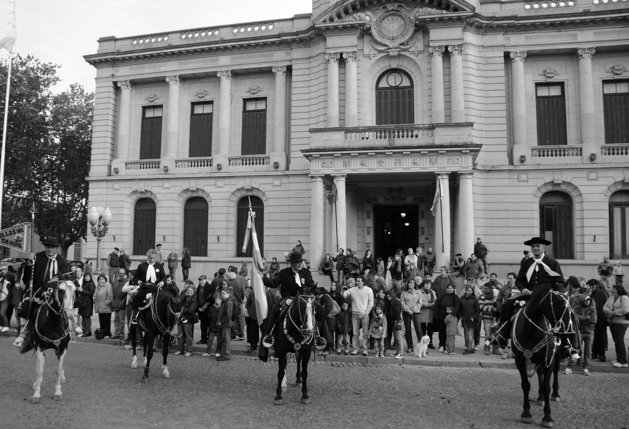 Limpiar la bosta de los caballos por el Día de la Tradición salía 30 ...
