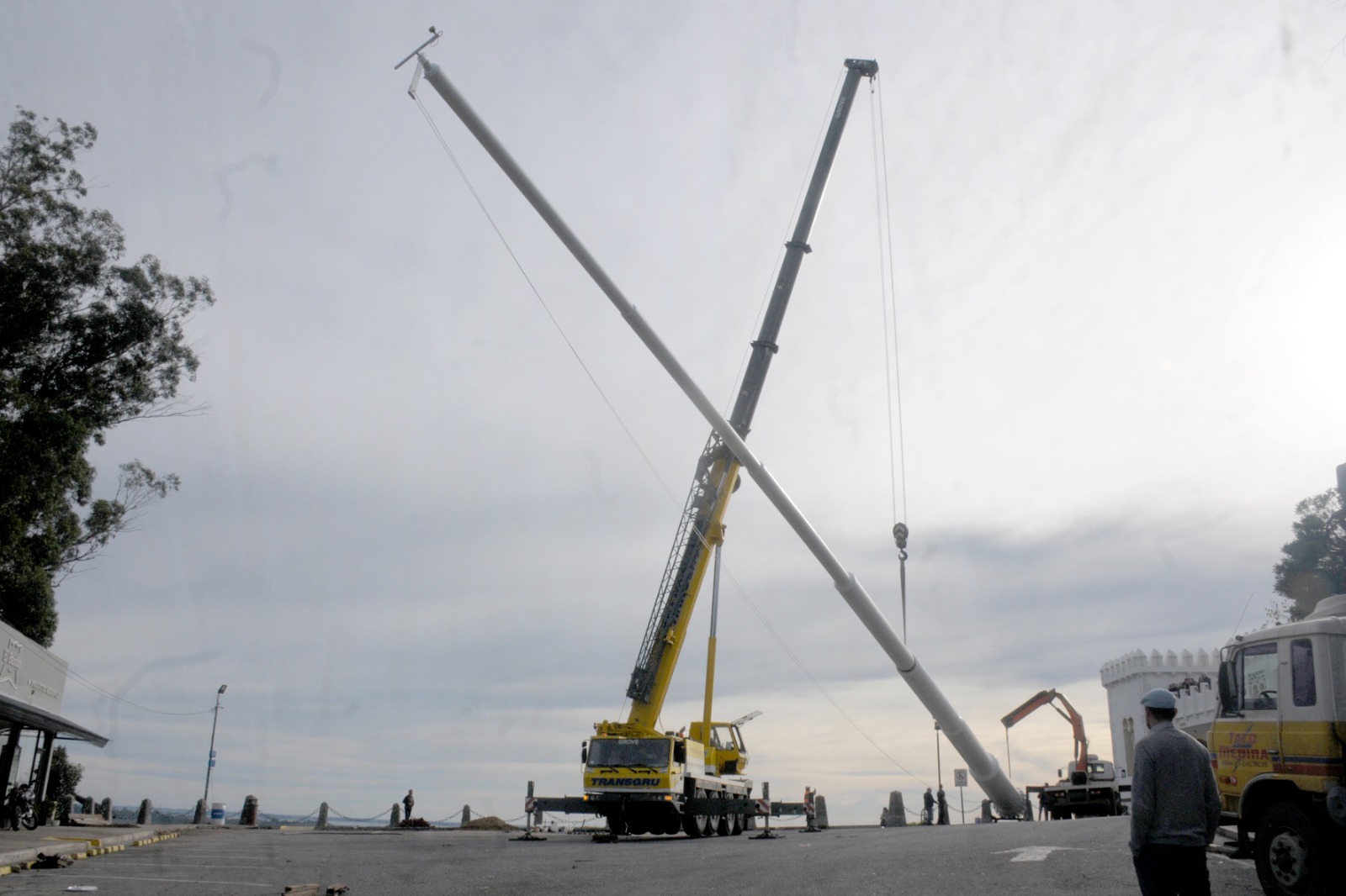 El mástil de 42 metros ya está en la cima del Parque Independencia