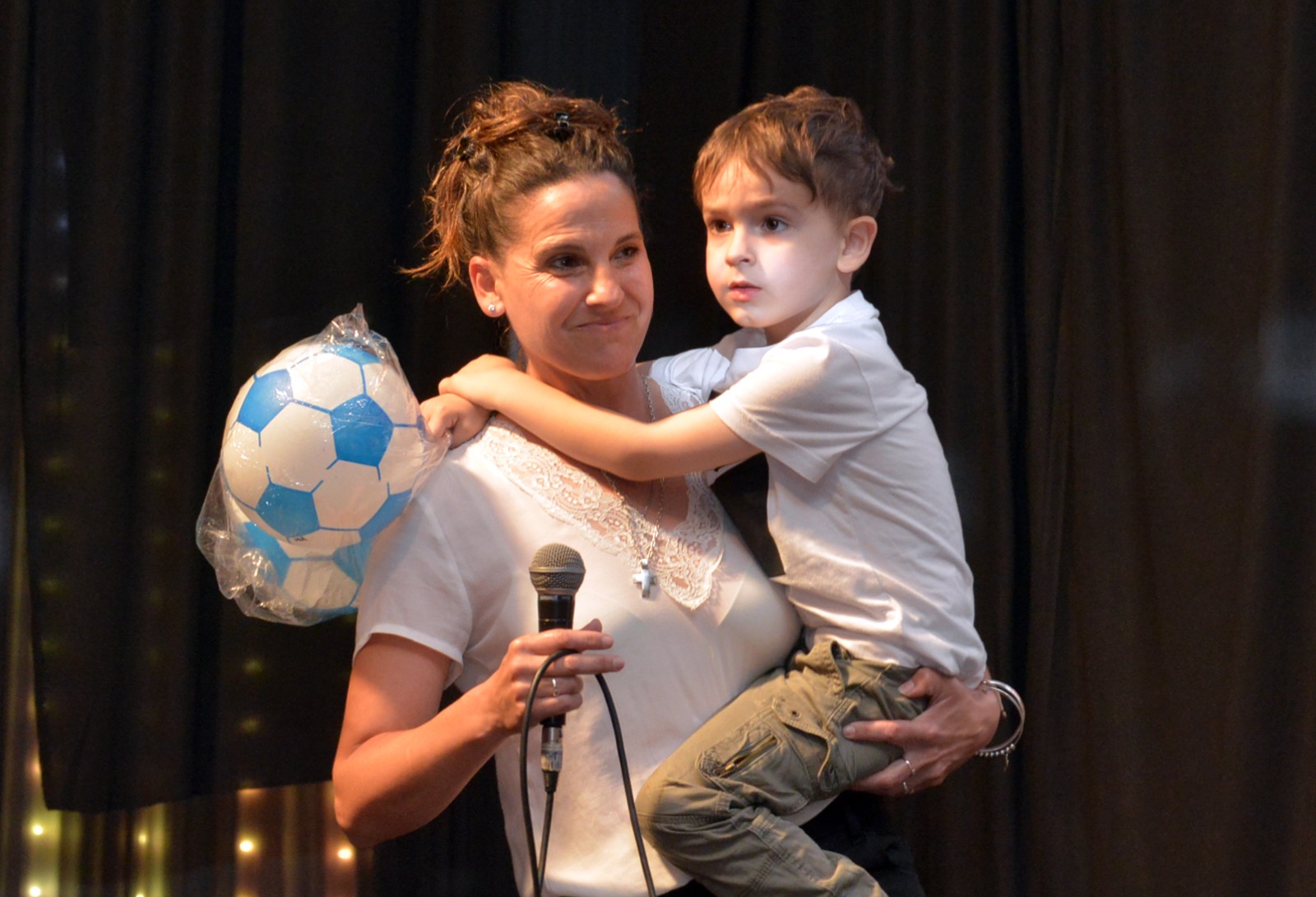 Laura Aladro, con Isi en el escenario, conmovió con el recuerdo del ...