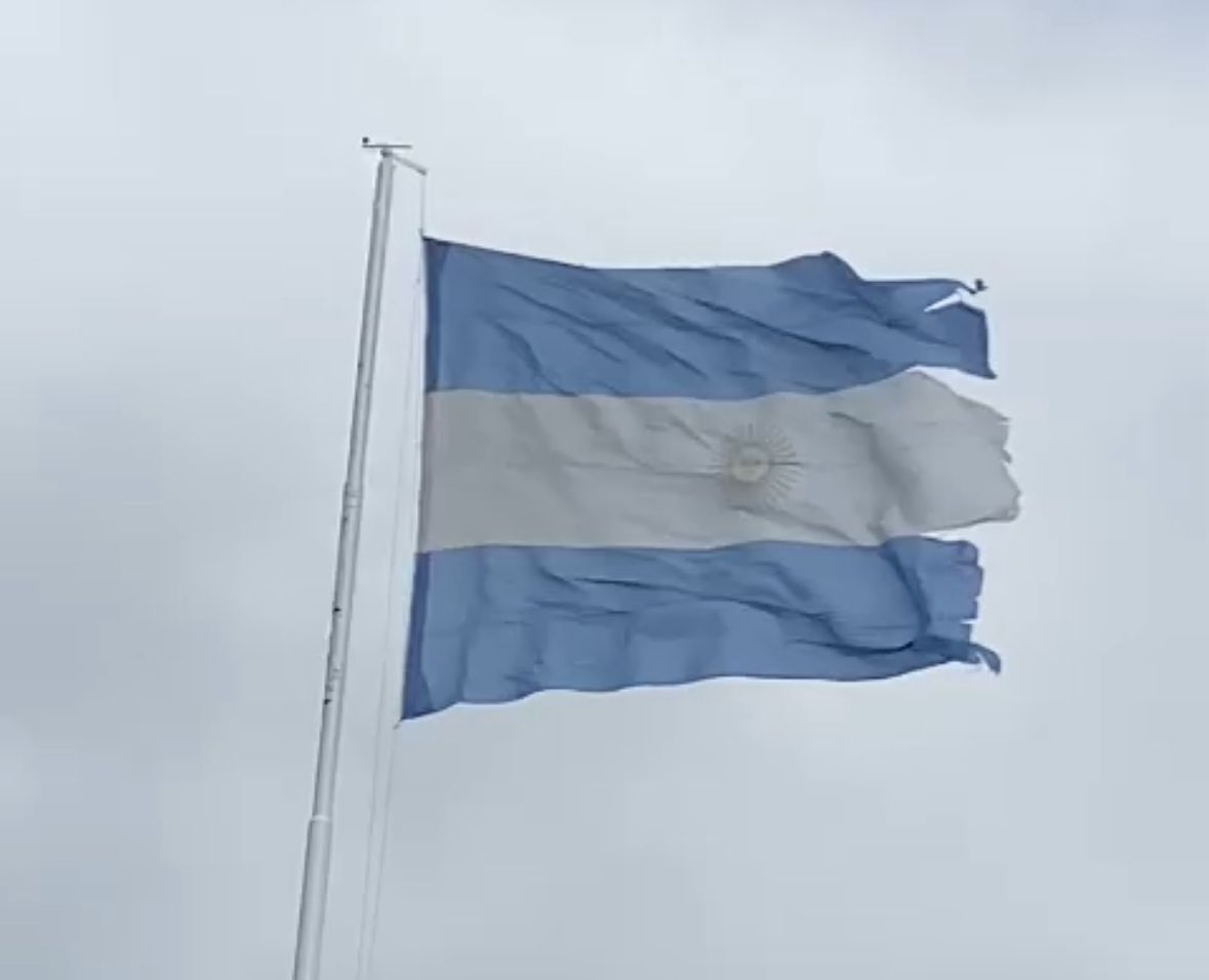 A nueve meses de su colocación, la bandera luce muy deteriorada