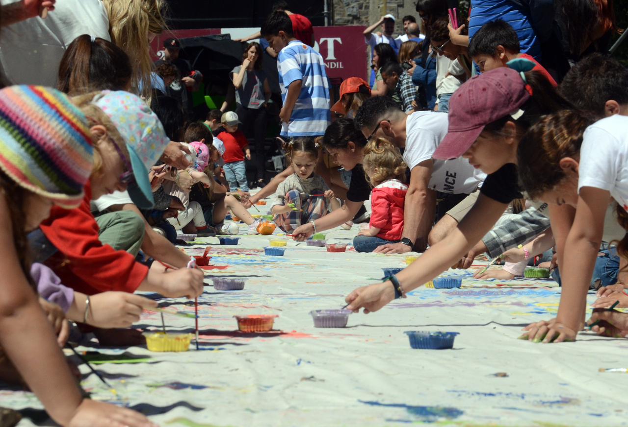Cientos de niños pintaron la bandera de Chacinar junto a Milo Lockett y ...