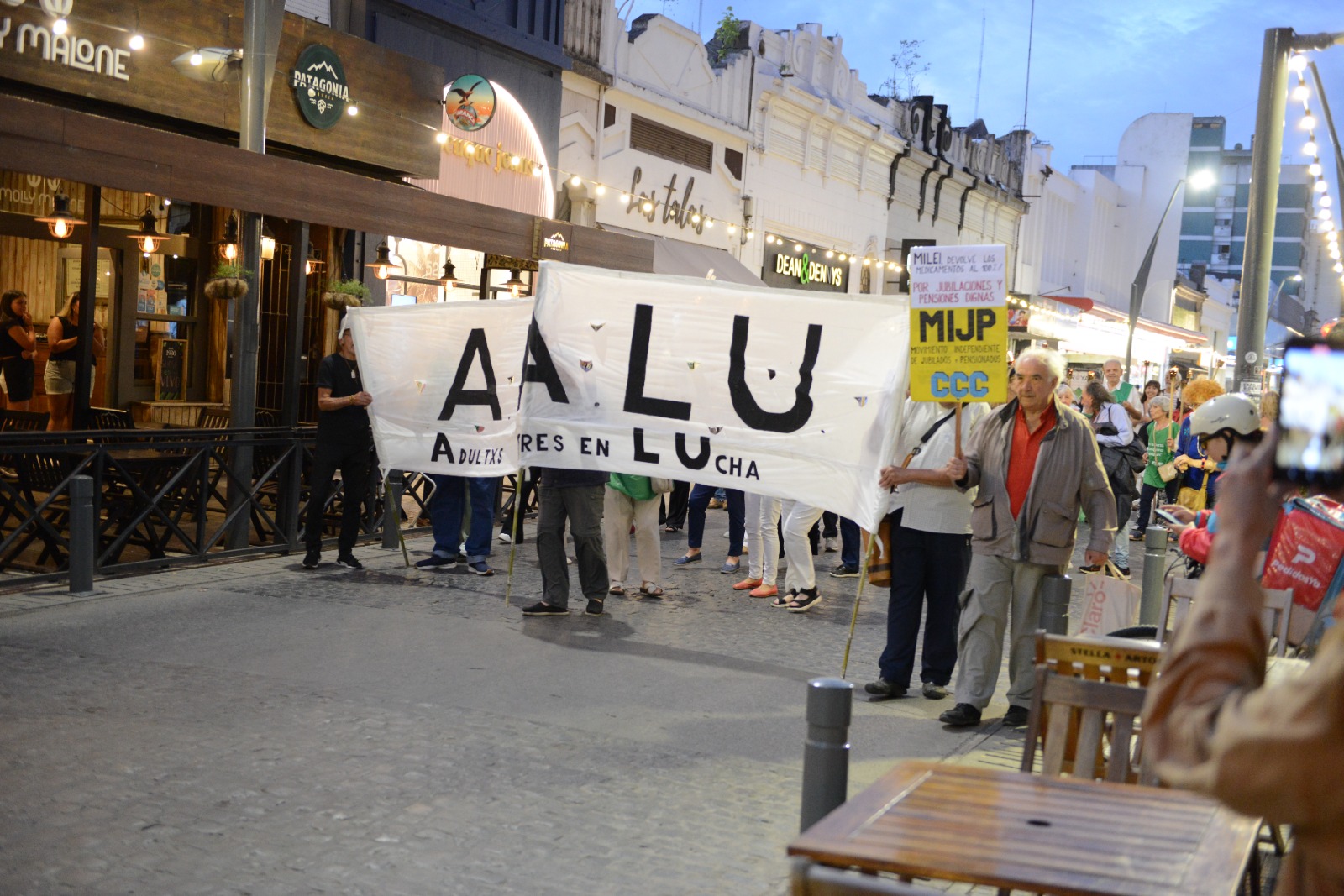 Amalu realizó la primera marcha de antorchas con la idea de “torcer el ...