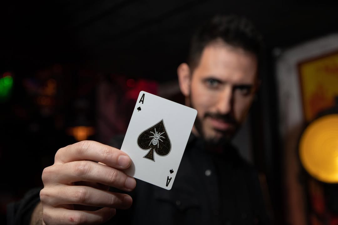 Adrián Lacroix, el ilusionista argentino que reinventó la magia y ...