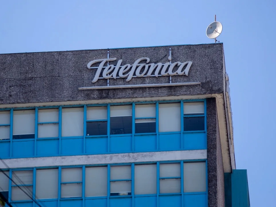 El Gobierno estudia la fusión de Telecom y Telefónica para evitar “un ...