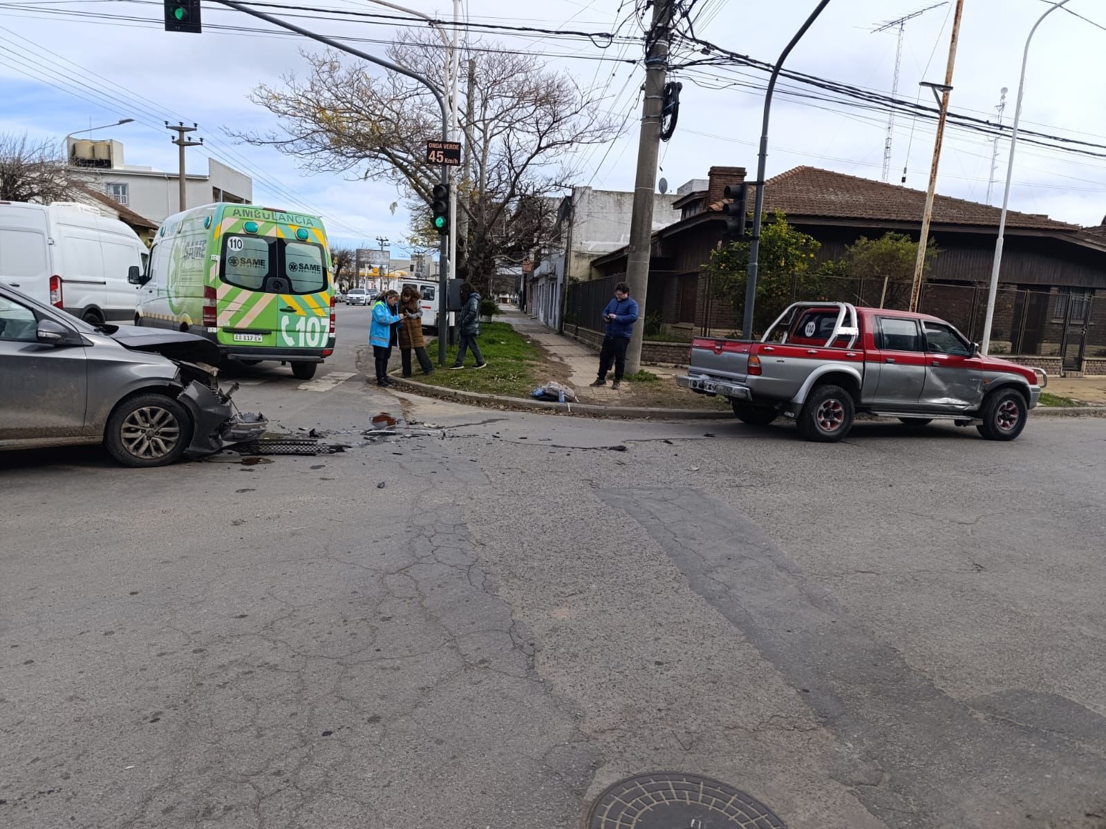 Ocurrió un fuerte choque en Laprida y Del Valle en el que ...