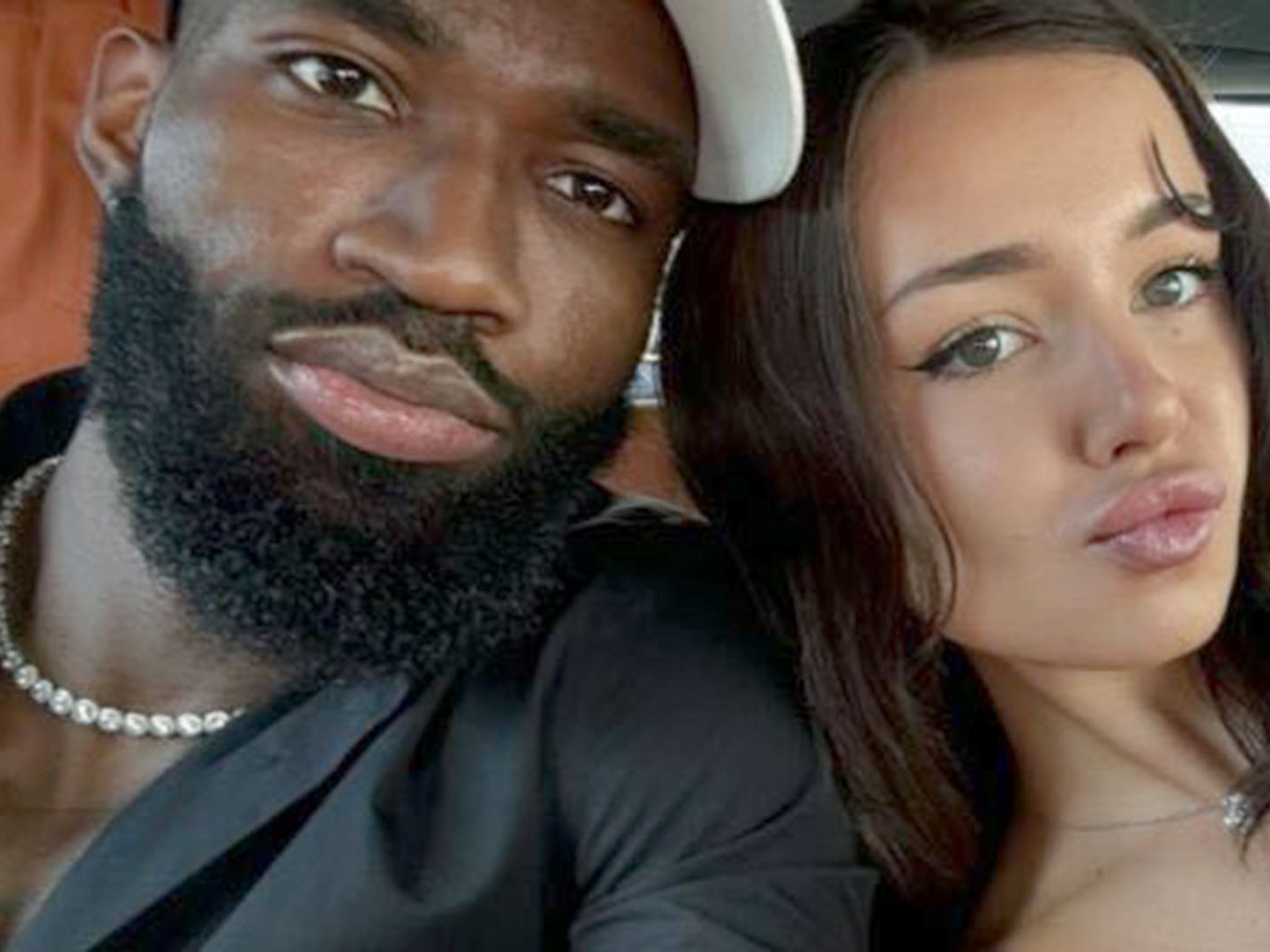 El futbolista Moumi Ngamaleu fue filmado por su pareja mientras era infiel