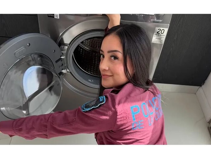 Nicole V., la oficial que grababa contenido erótico con uniforme ...