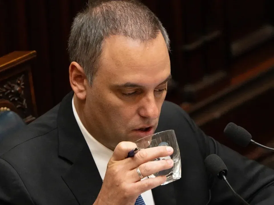 Manuel Adorni descartó su renuncia y ratificó su continuidad como jefe ...